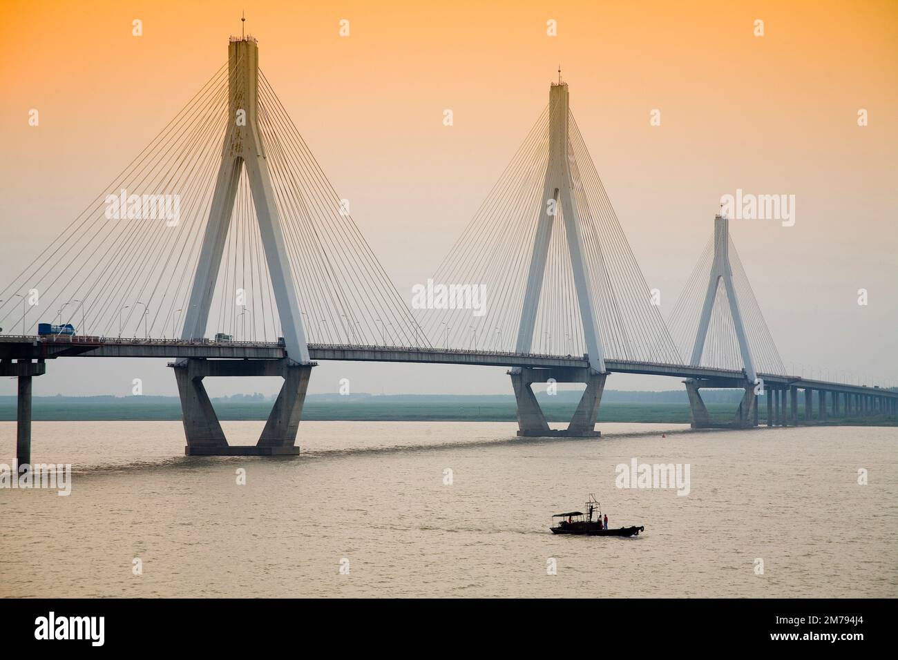 Hunan,Yueyang,Dongting Bridge,Dongting Lake Bridge Stock Photo - Alamy