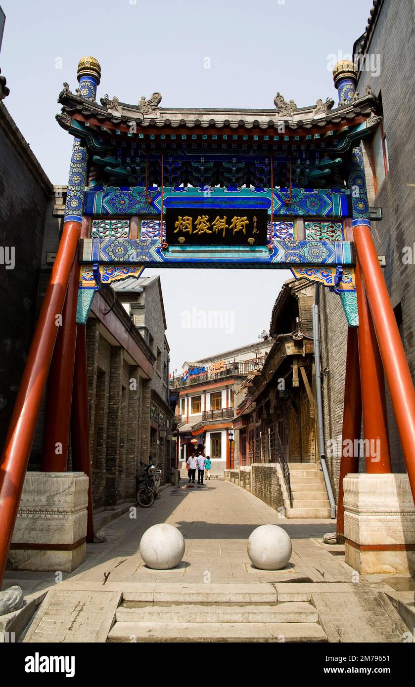 Hutong beijing vertical hi-res stock photography and images - Alamy