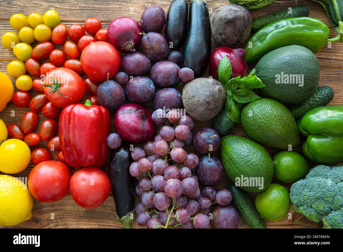 Rainbow fruits and vegetables hi-res stock photography and images - Alamy