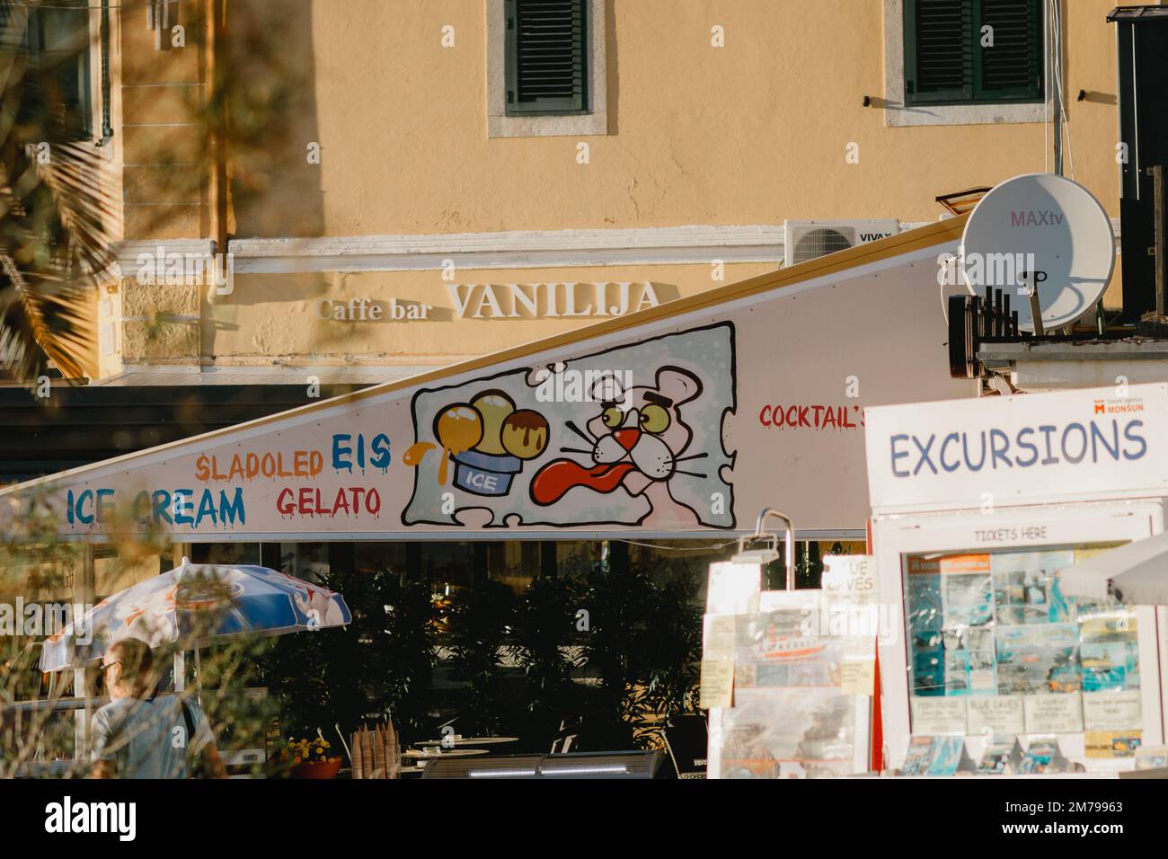 Explore shop in town hi-res stock photography and images - Alamy