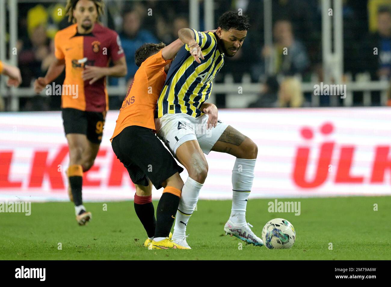 ISTANBUL - Dries Mertens of Galatasaray AS, Joshua King of Fenerbahce ...
