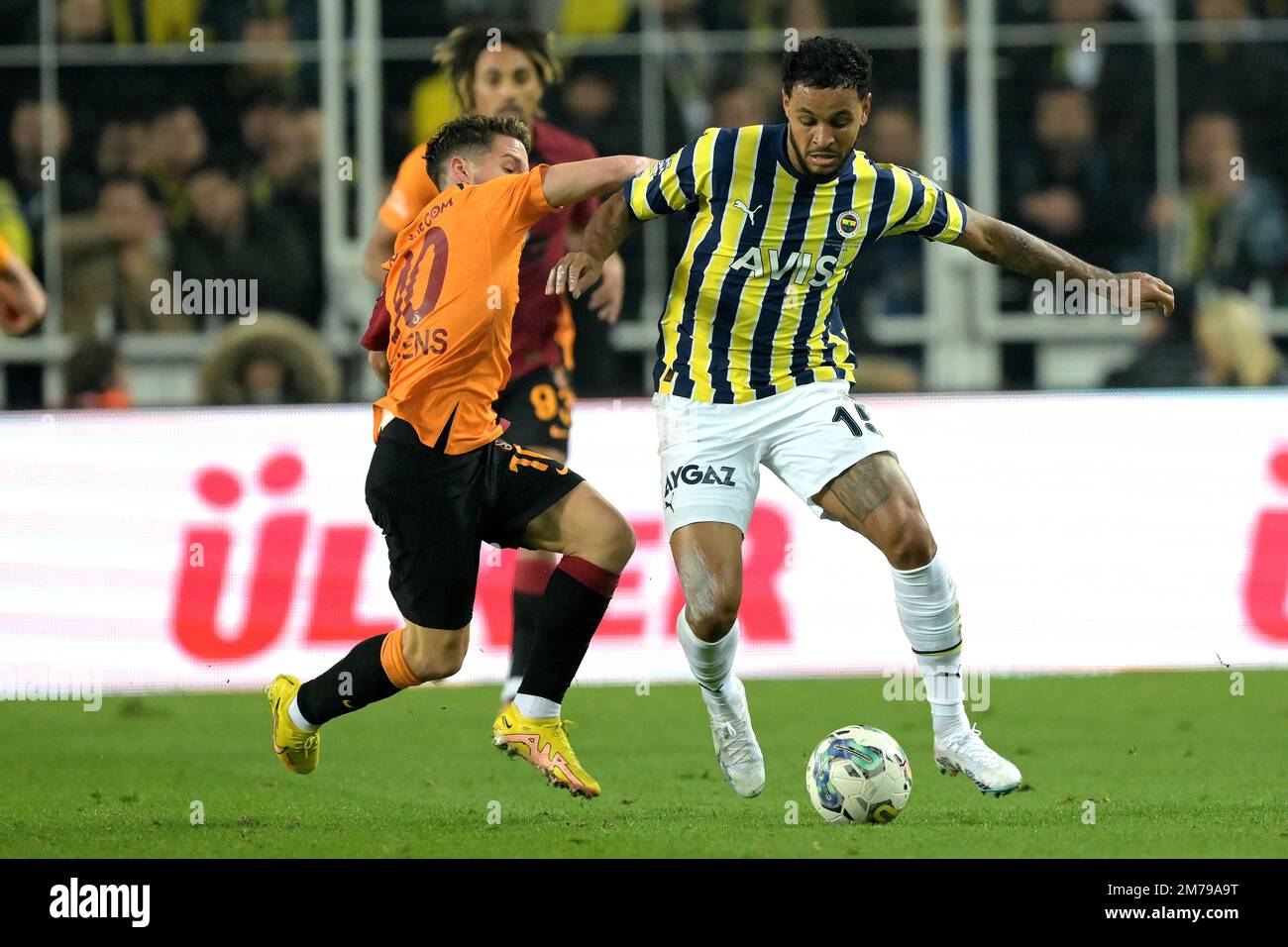 ISTANBUL - Dries Mertens of Galatasaray AS, Joshua King of Fenerbahce ...
