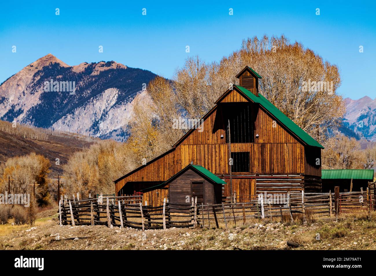 Barn rural farming doors hi-res stock photography and images - Alamy