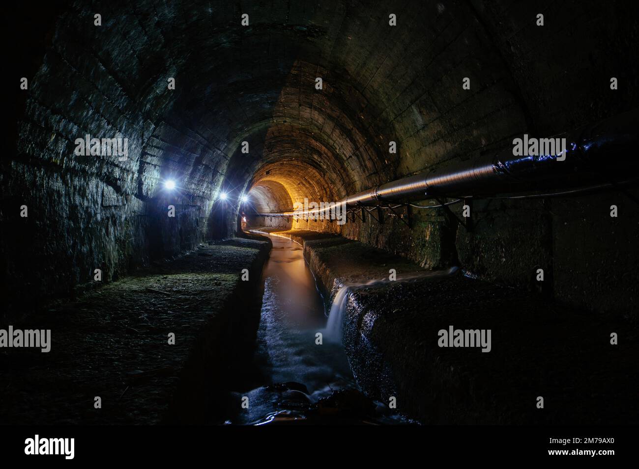 Undergound vaulted urban sewer tunnel with dirty sewage Stock Photo - Alamy