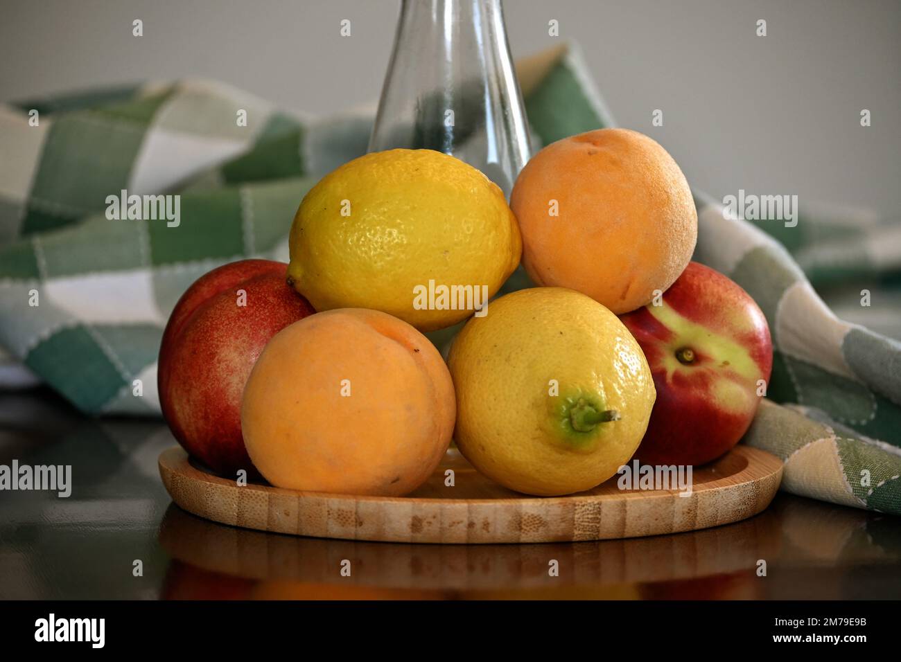 Lemon lemons peach peaches hi-res stock photography and images - Alamy