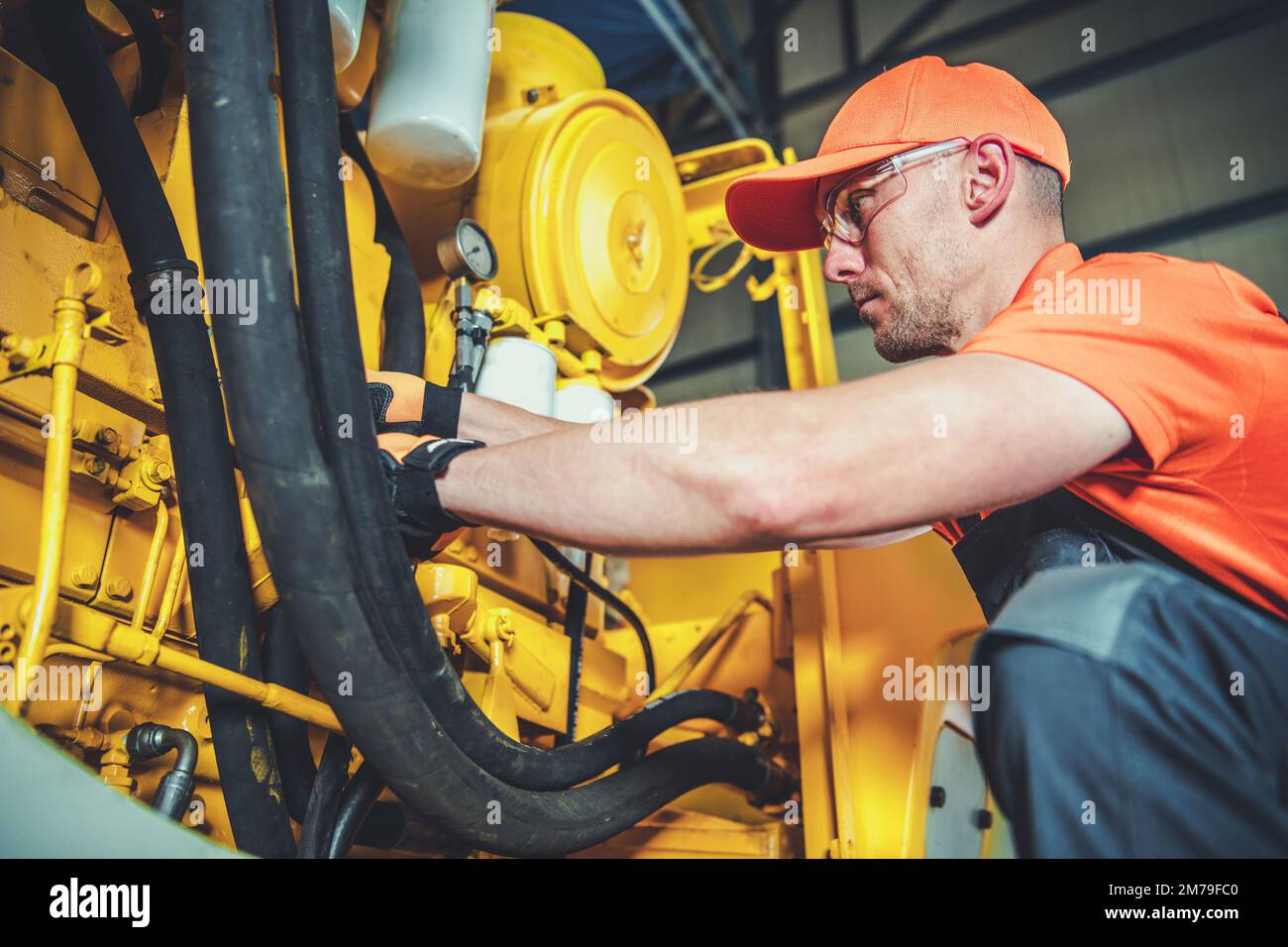 Professional Caucasian Heavy Duty Construction Machinery Mechanic ...