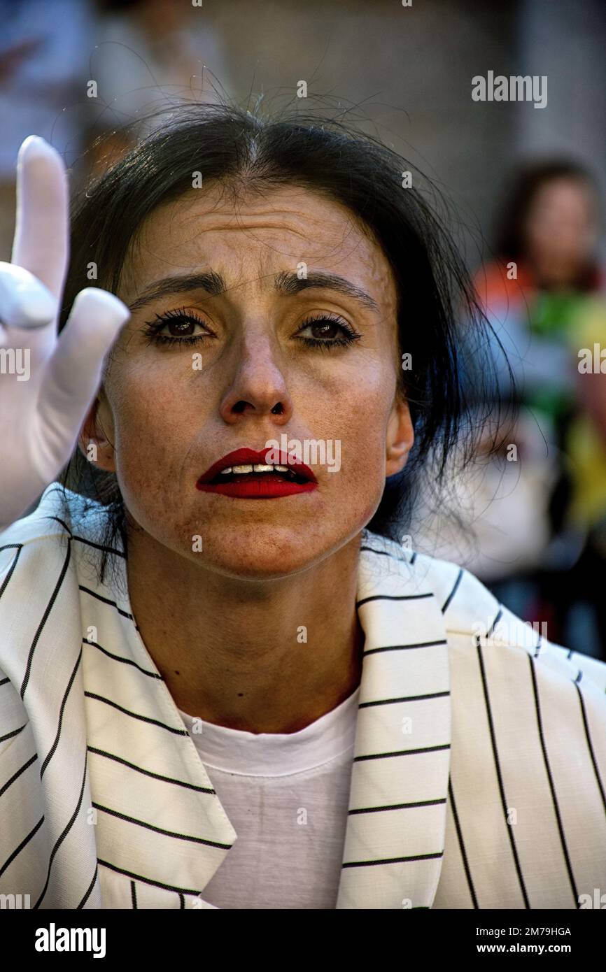 Young woman dancing outdoors. Dance performance in the street, Mujer ...