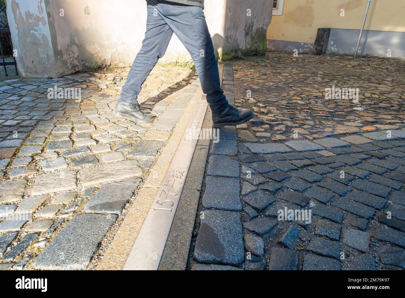 The point through which the 15th meridian of east longitude passes near ...