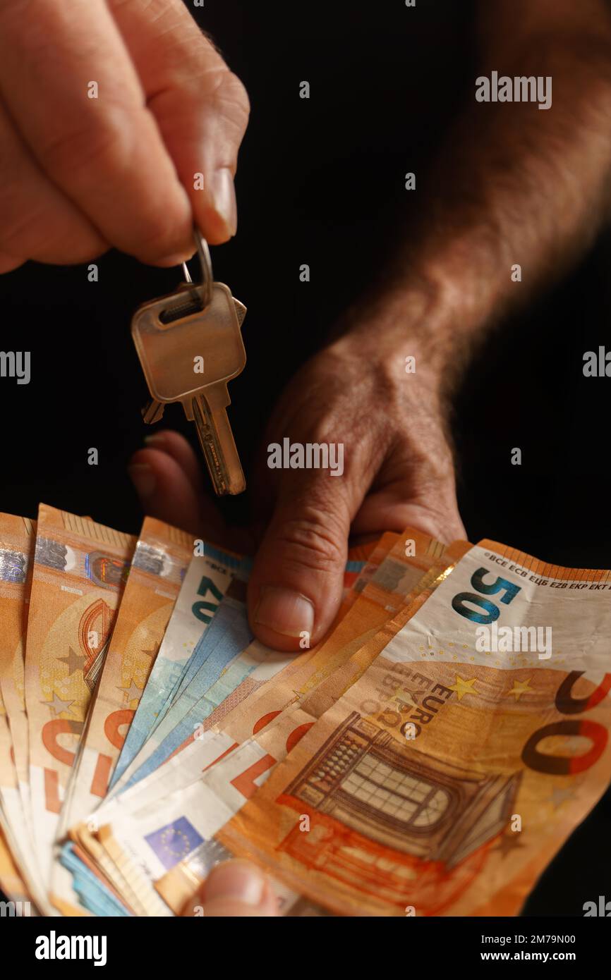 Man handing woman money hi-res stock photography and images - Alamy