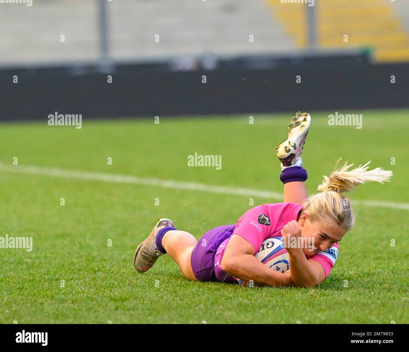 NORTHAMPTON, ENGLAND : Jess Weaver of Loughborough Lightning gets a try ...