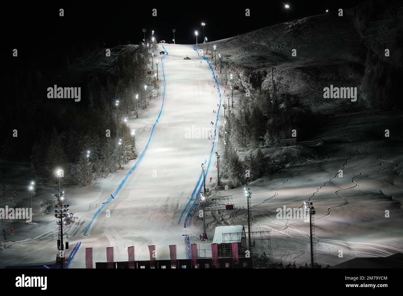 Scenic night view of an illuminated snowy ski track. Night skiing ...