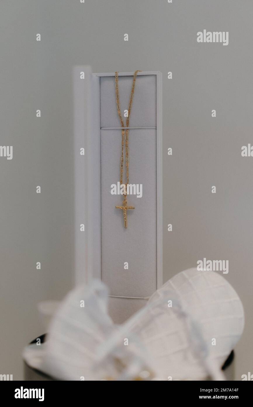 Cross and chain hi-res stock photography and images - Alamy
