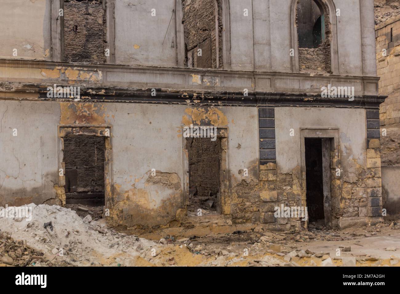 Crumbling house in the center of Cairo, Egypt Stock Photo - Alamy