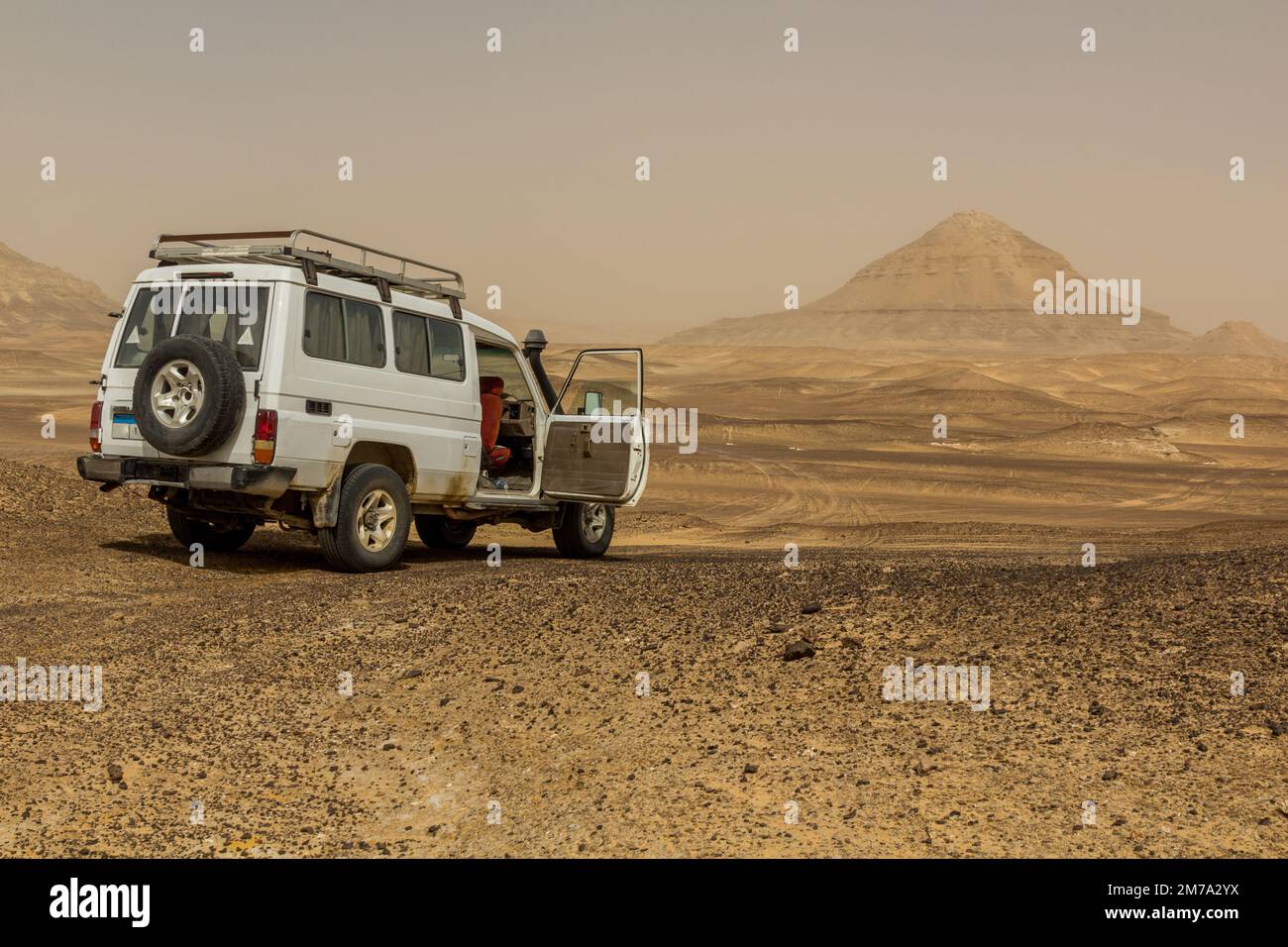 4WD vehicle in a desert near Bahariya oasis, Egypt Stock Photo - Alamy