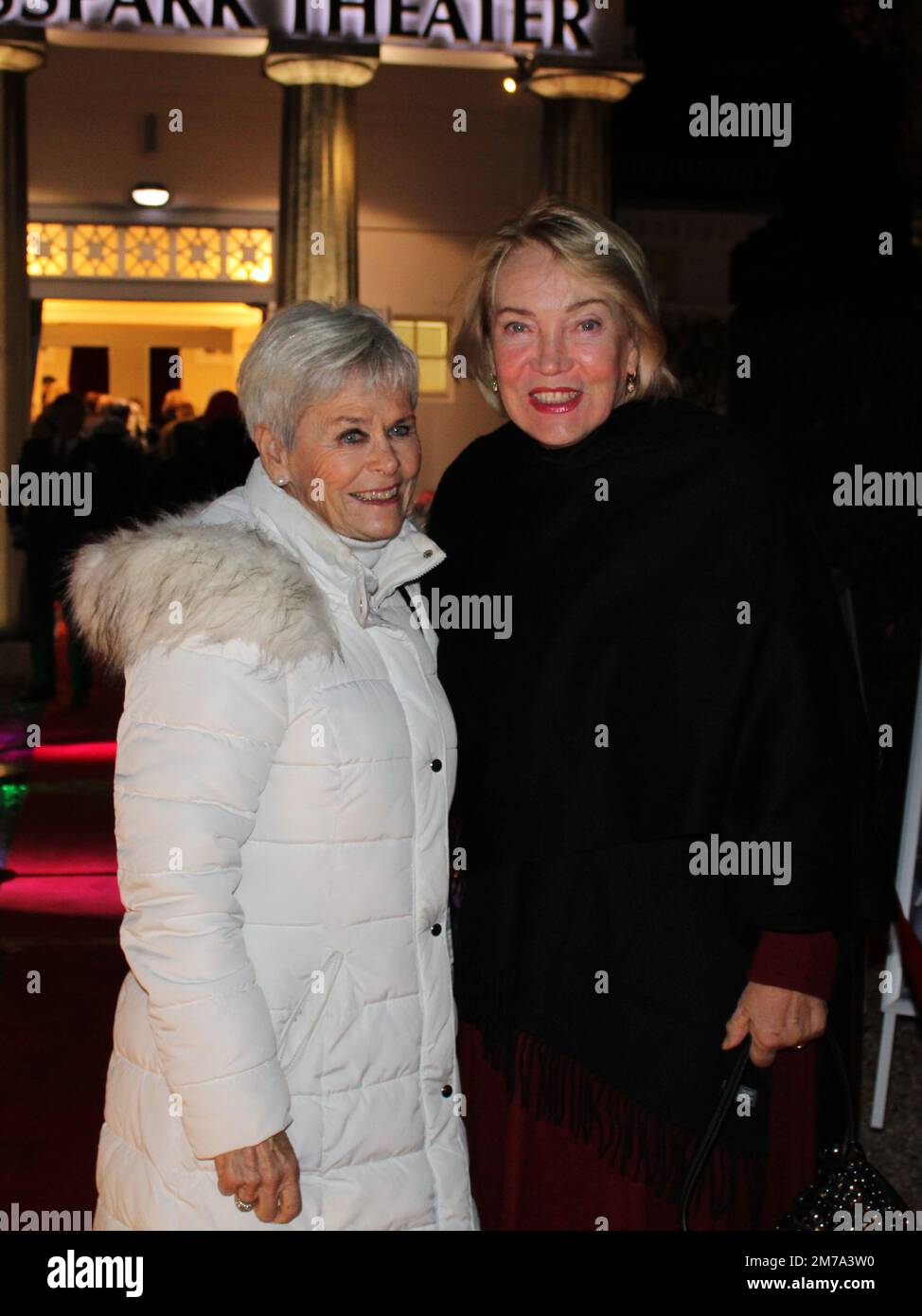 Lisa Riecken mit Schwester Connie bei der Premiere des Dramas "Eines ...