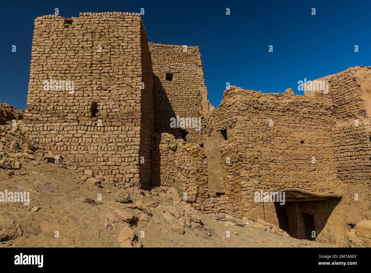 Ancient egypt mud brick houses hi-res stock photography and images - Alamy