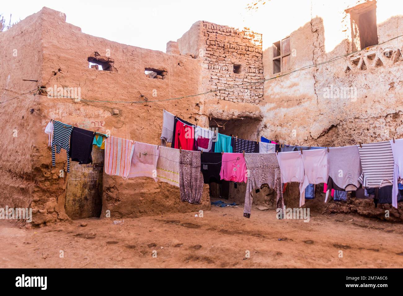 Laundry among old mud brick houses in Mut town in Dakhla oasis, Egypt ...