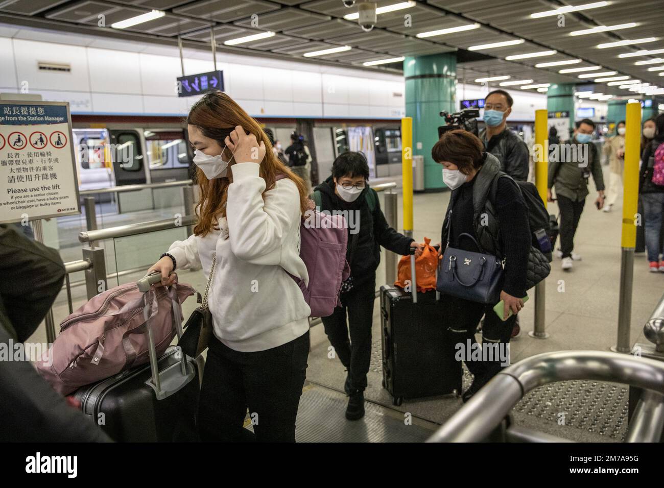 Cross-boundary passengers went to the departure hall and border control ...