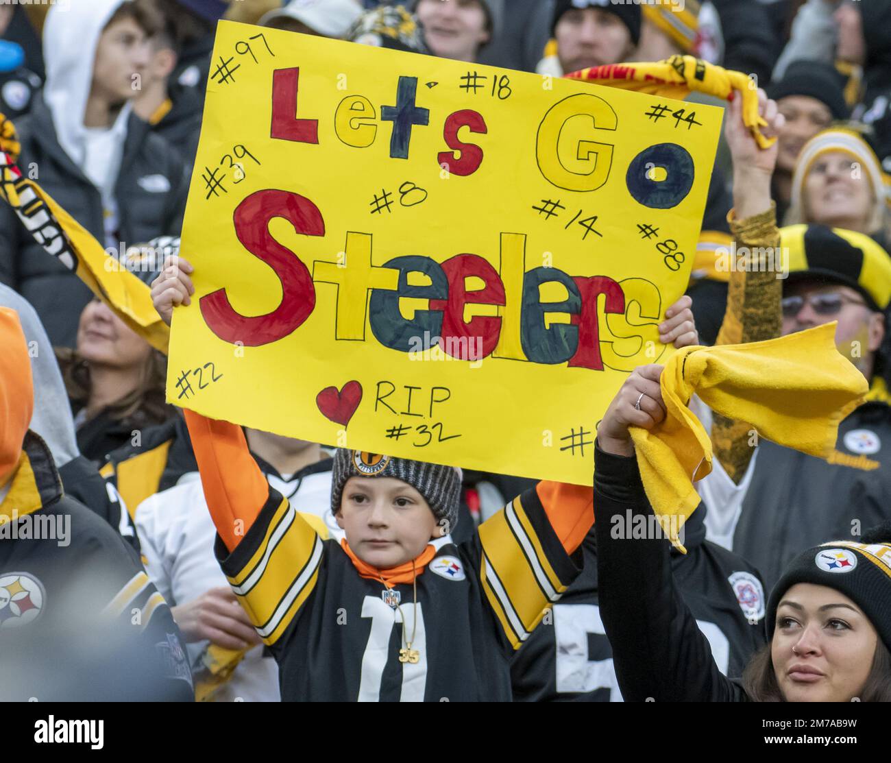 Pittsburgh, United States. 08th Jan, 2023. A young fan shows his ...