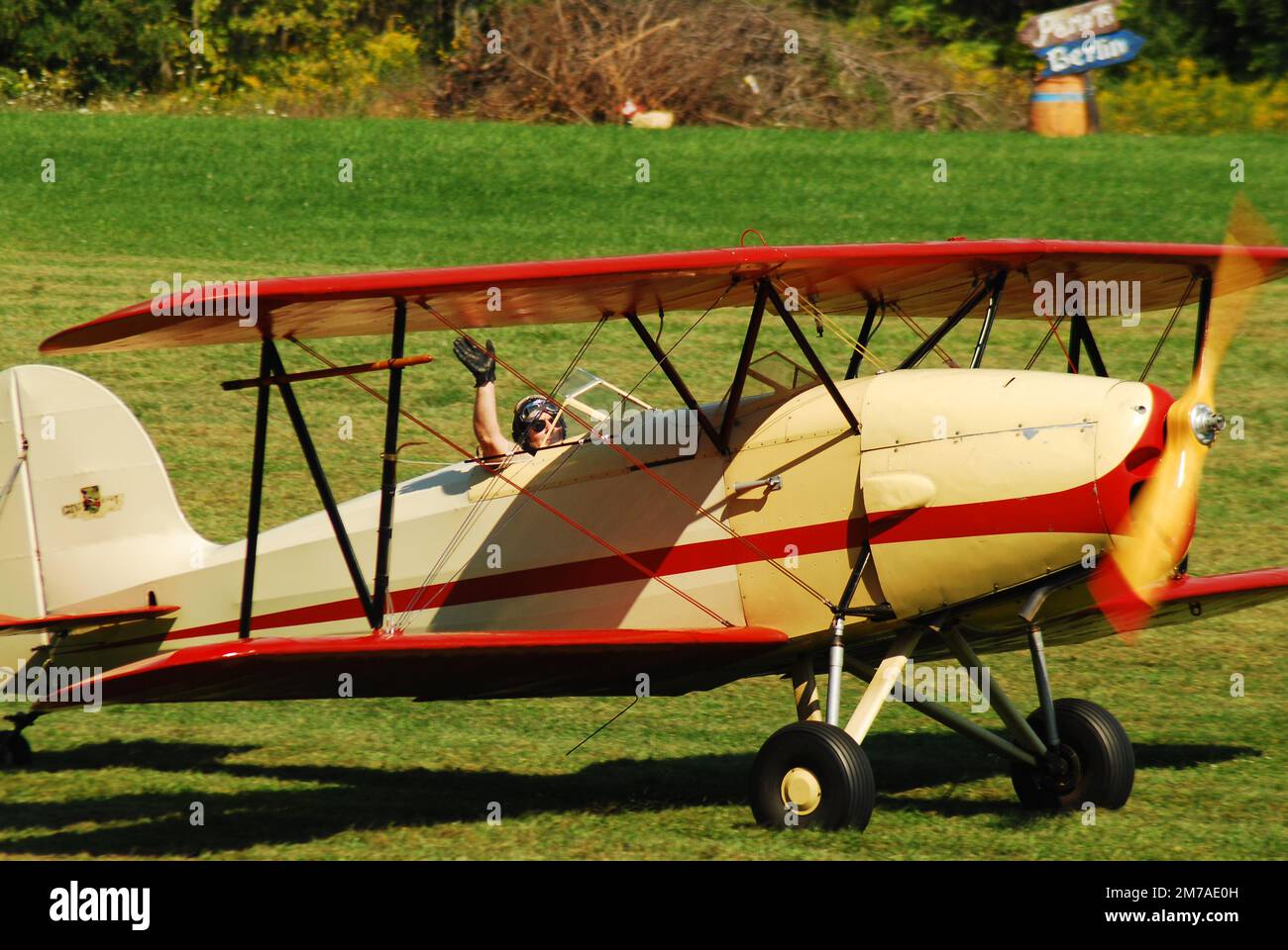Waving to plane runway hi-res stock photography and images - Alamy