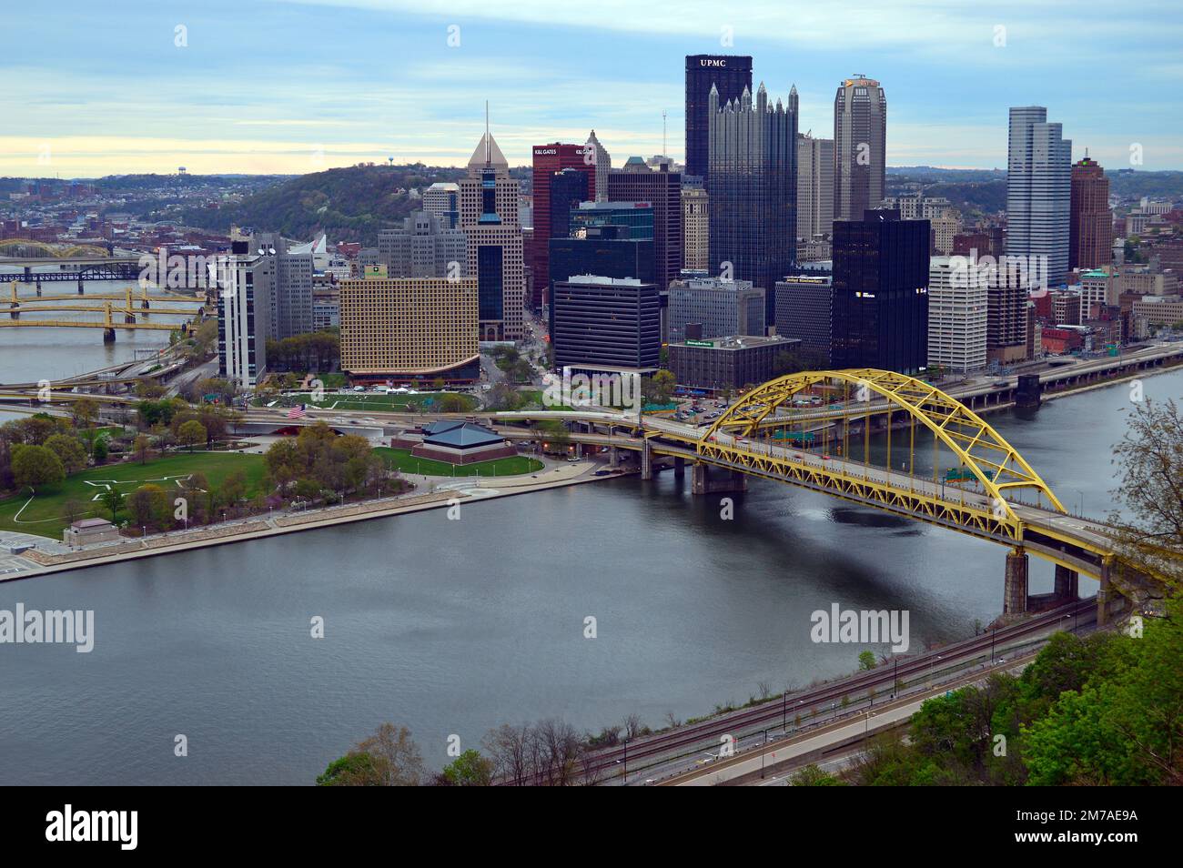 Fort Pitt Bridge, and the Pittsburgh skyline Stock Photo - Alamy