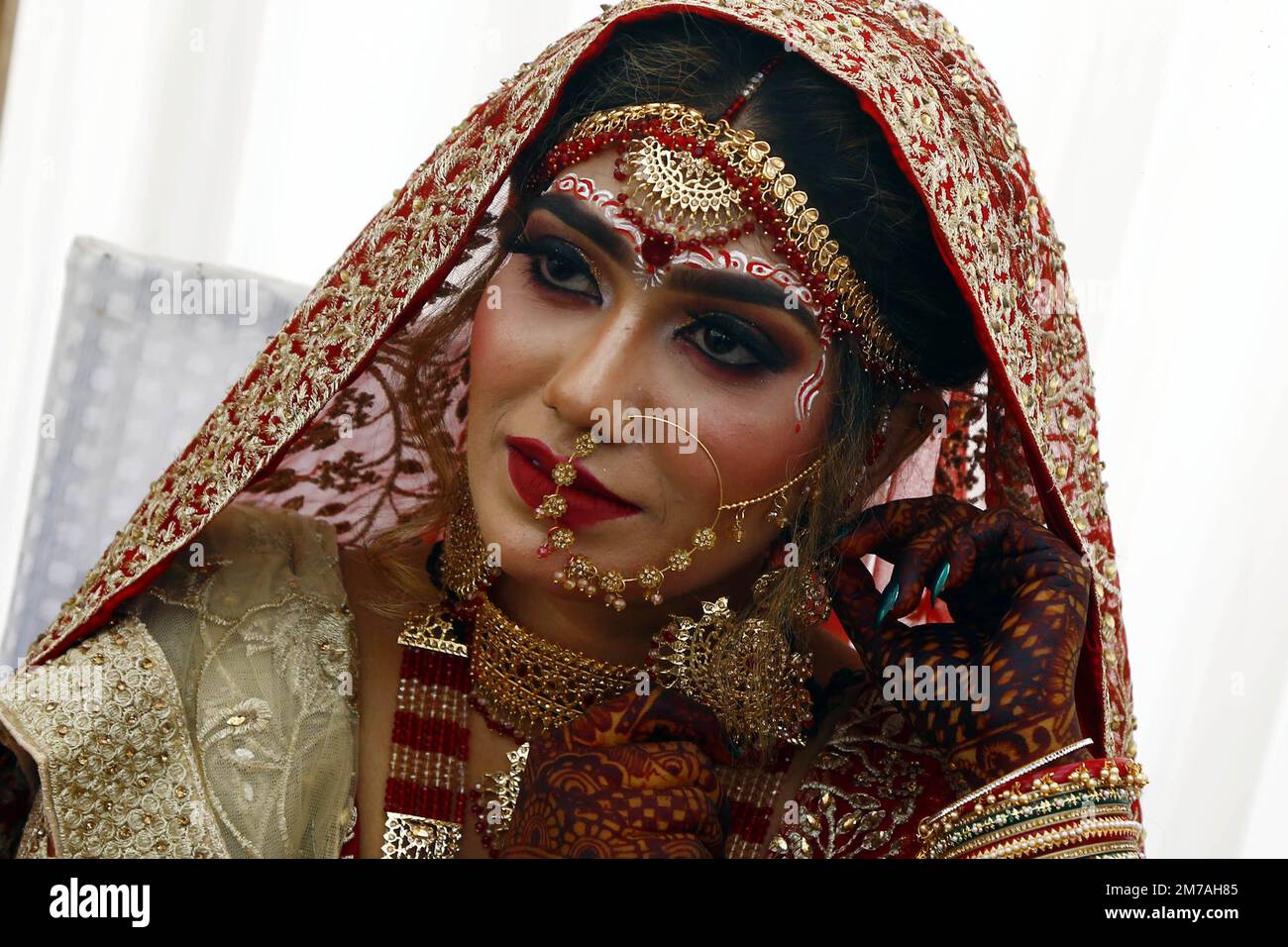 Karachi. 8th Jan, 2023. A bride poses for a photo during a mass wedding ...