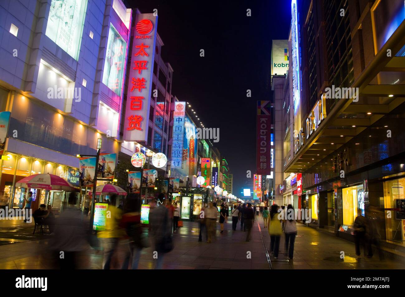 Chunxi road chengdu hi-res stock photography and images - Alamy