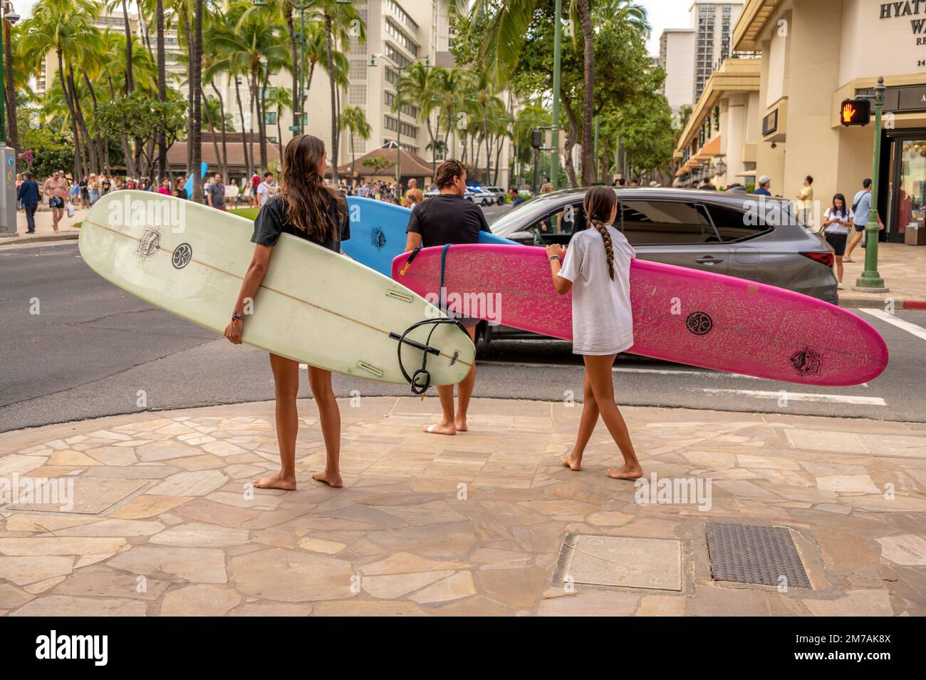 Honolulu, Hawaii - December 29, 2022: Family carrying surfboards to ...