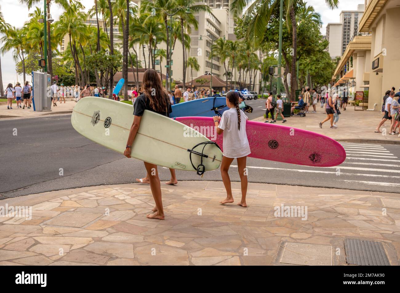 Honolulu, Hawaii - December 29, 2022: Family carrying surfboards to ...