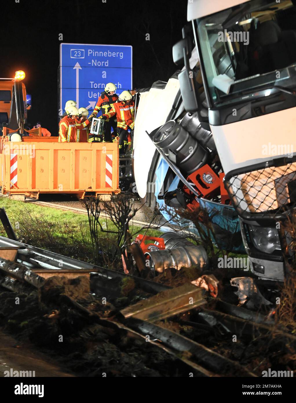 Tornesch, Germany. 09th Jan, 2023. Firefighters unload crates of ...