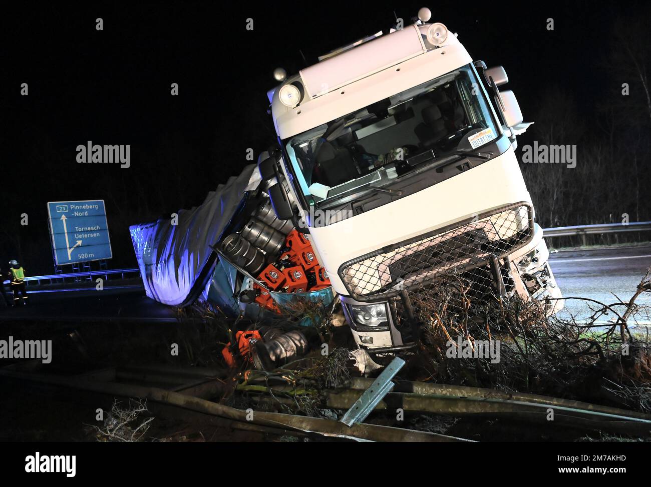 Tornesch, Germany. 09th Jan, 2023. Firefighters unload crates of ...
