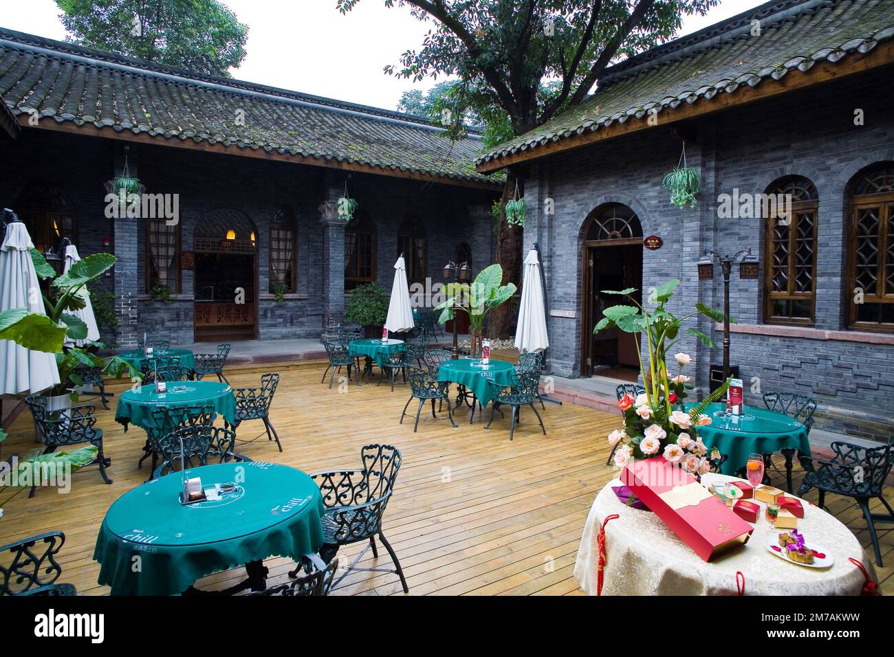 Chengdu wide alleys Stock Photo - Alamy