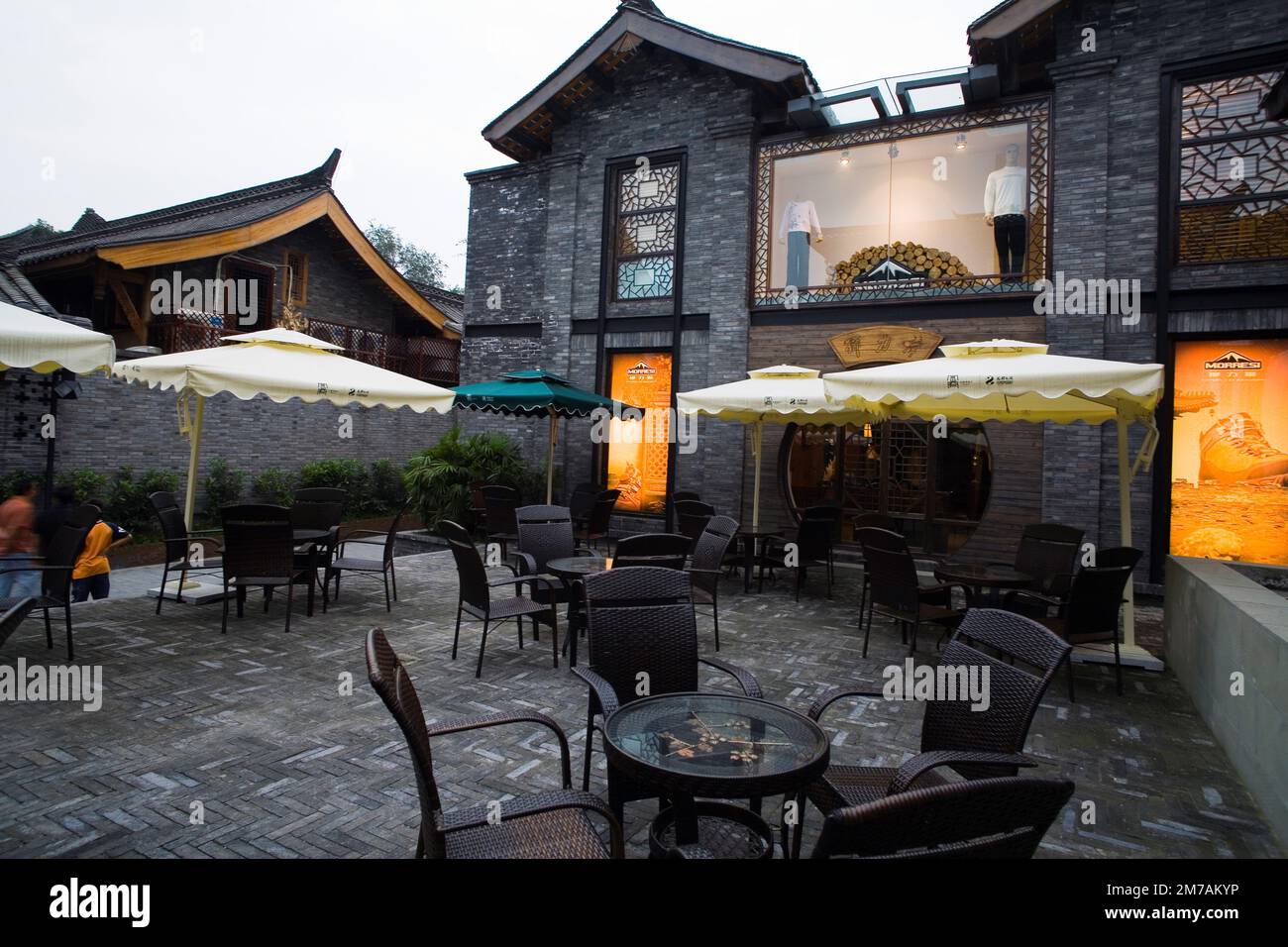 Chengdu wide alleys Stock Photo - Alamy