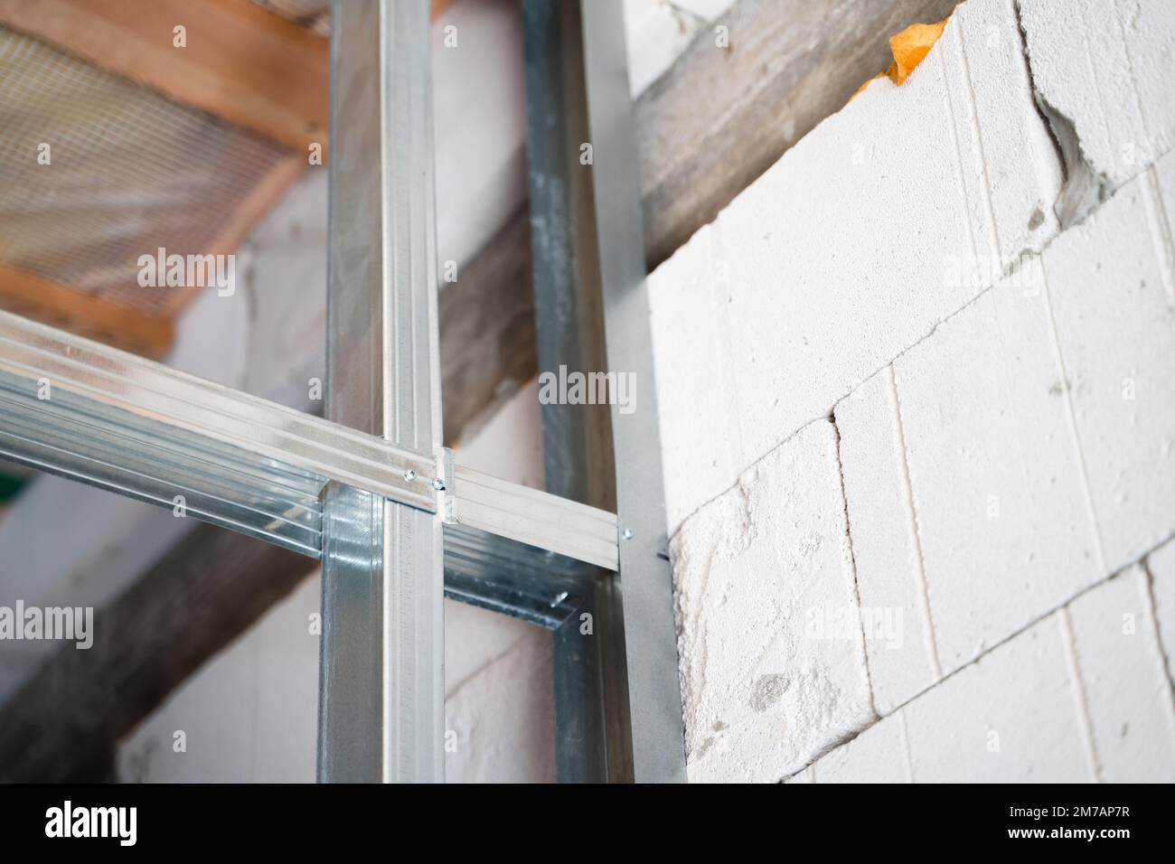Fastening a frame from a metal profile to an aerated concrete wall ...