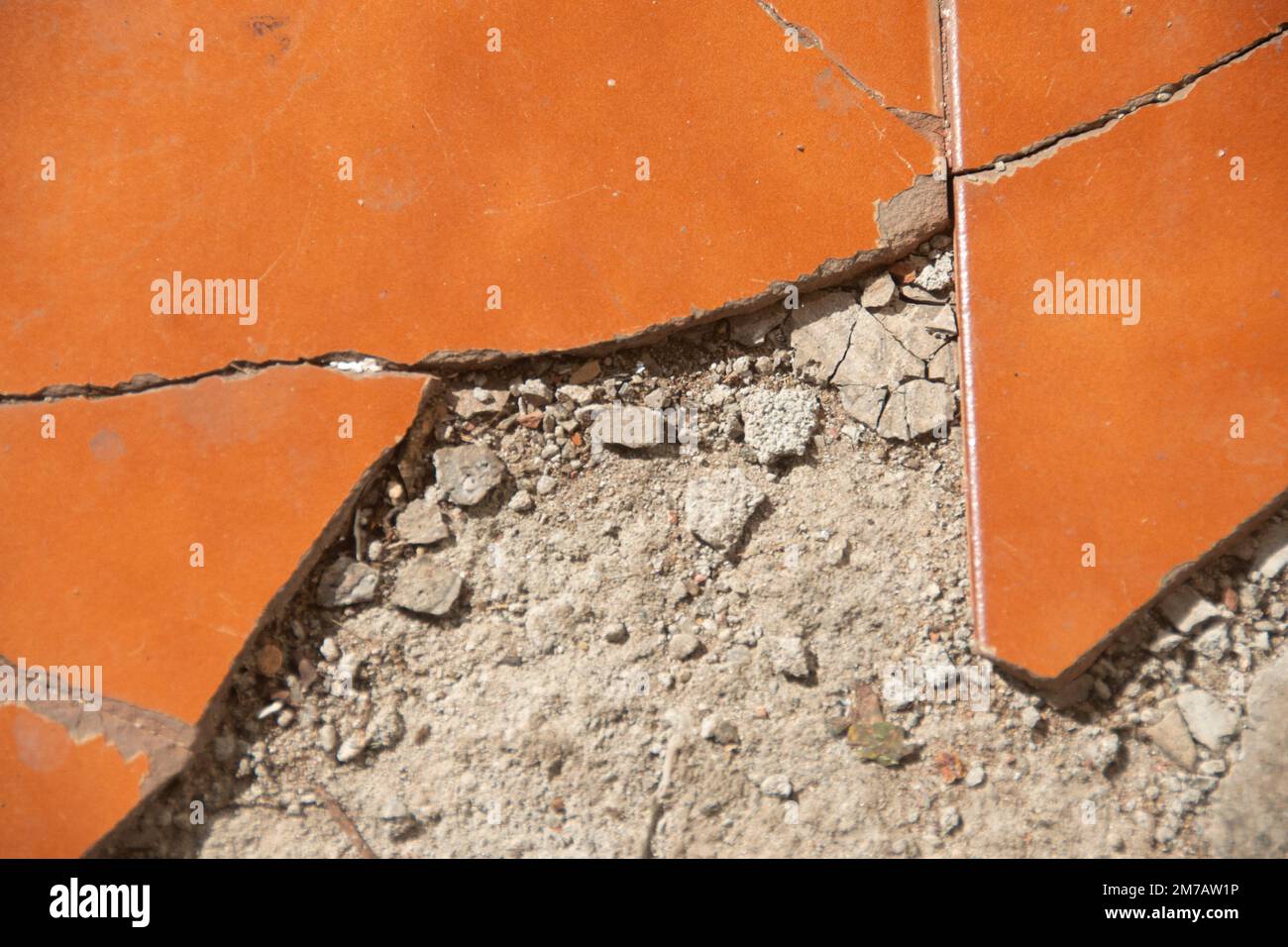Brocken tiles hi-res stock photography and images - Alamy