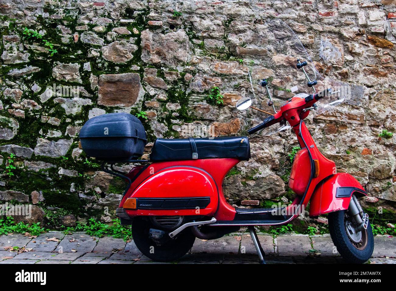 Scooter leaning against wall hi-res stock photography and images - Alamy