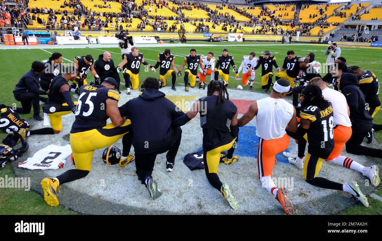 Pittsburgh, PA, USA. 8th Jan, 2023. Browns and Steelers pray after the ...