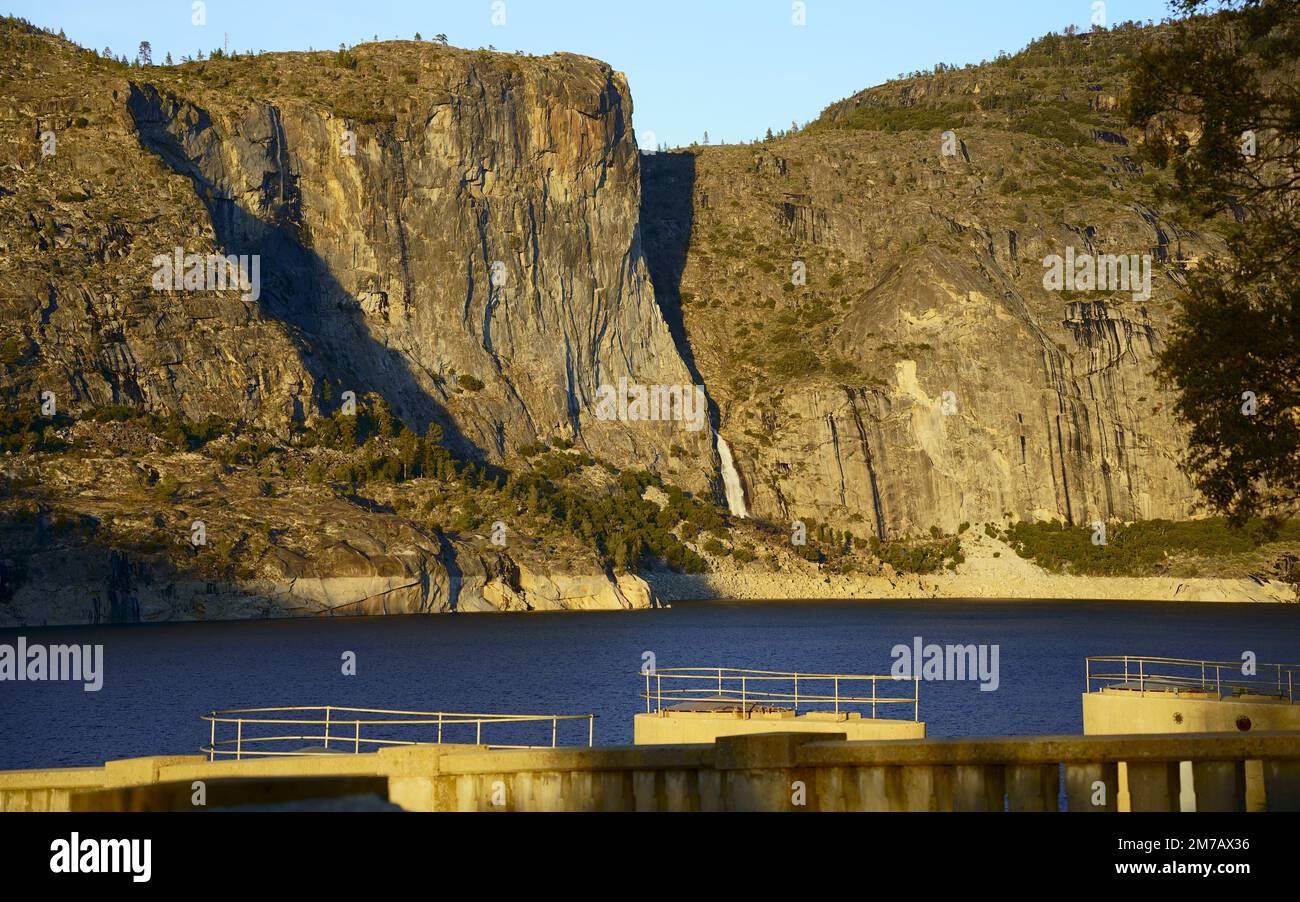 hetch hetchy dam and reservoir, waterfall Stock Photo - Alamy