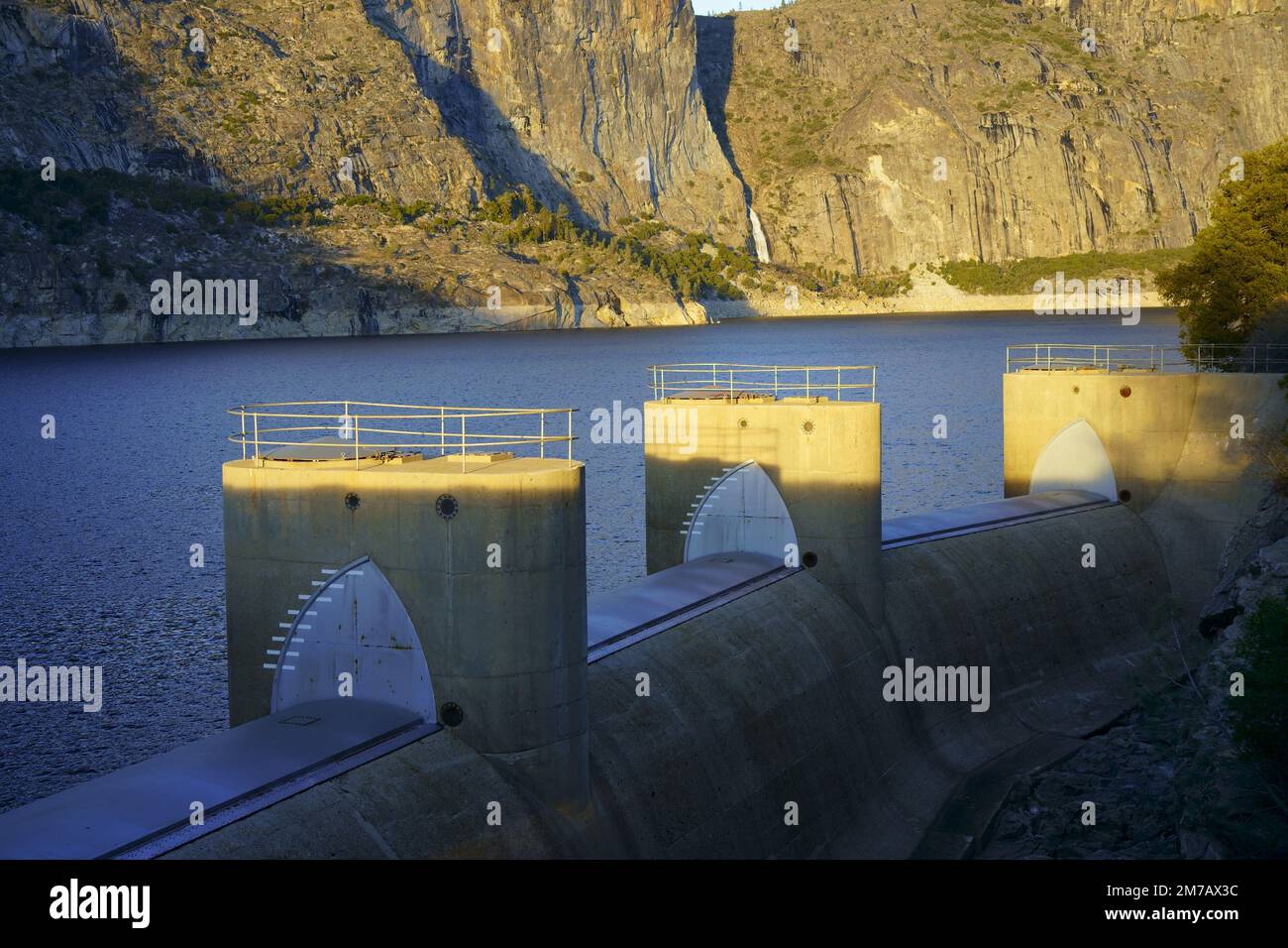 hetch hetchy dam, reservoir and waterfall Stock Photo - Alamy