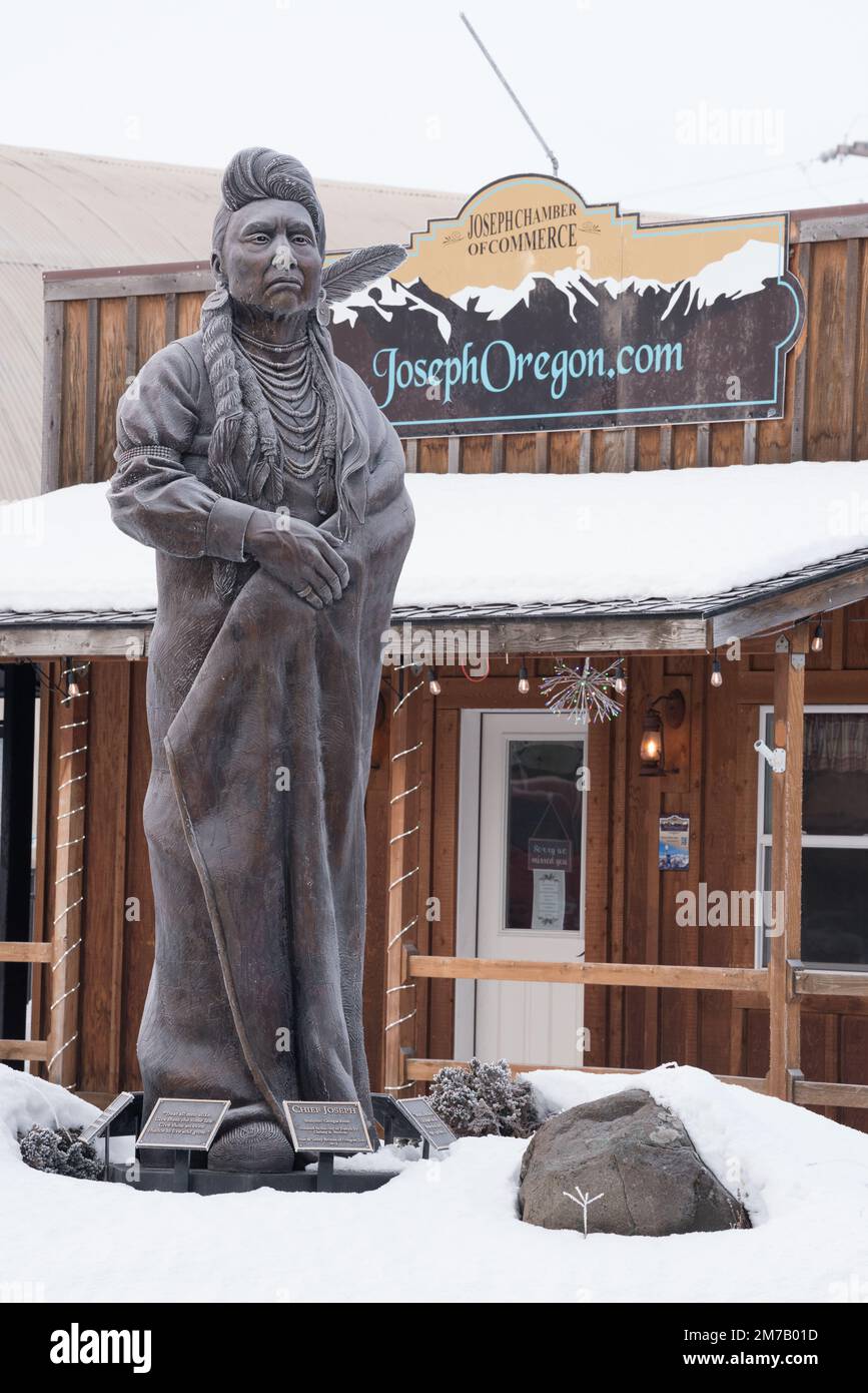 Chief Joseph bronze statue, by Georgia Bunn, Joseph, Oregon Stock Photo ...