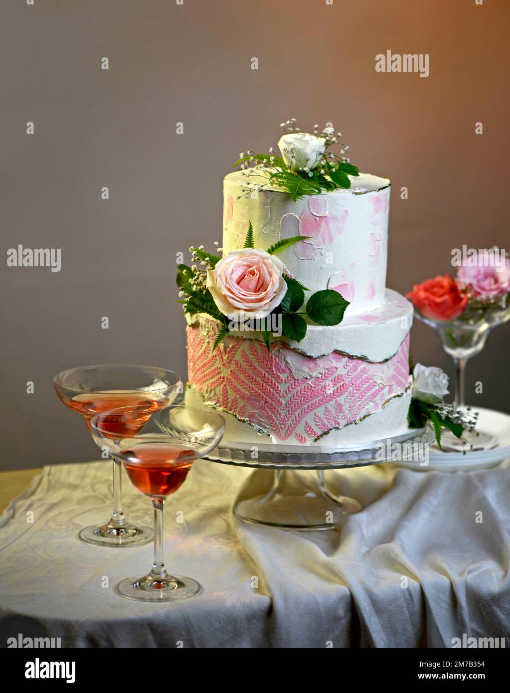 White bunk wedding cake hi-res stock photography and images - Alamy