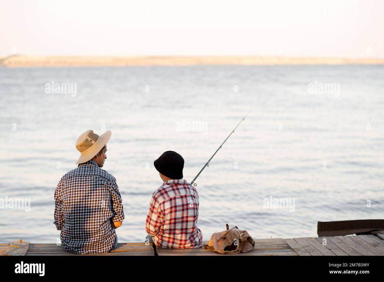 Dad and son back view hi-res stock photography and images - Alamy