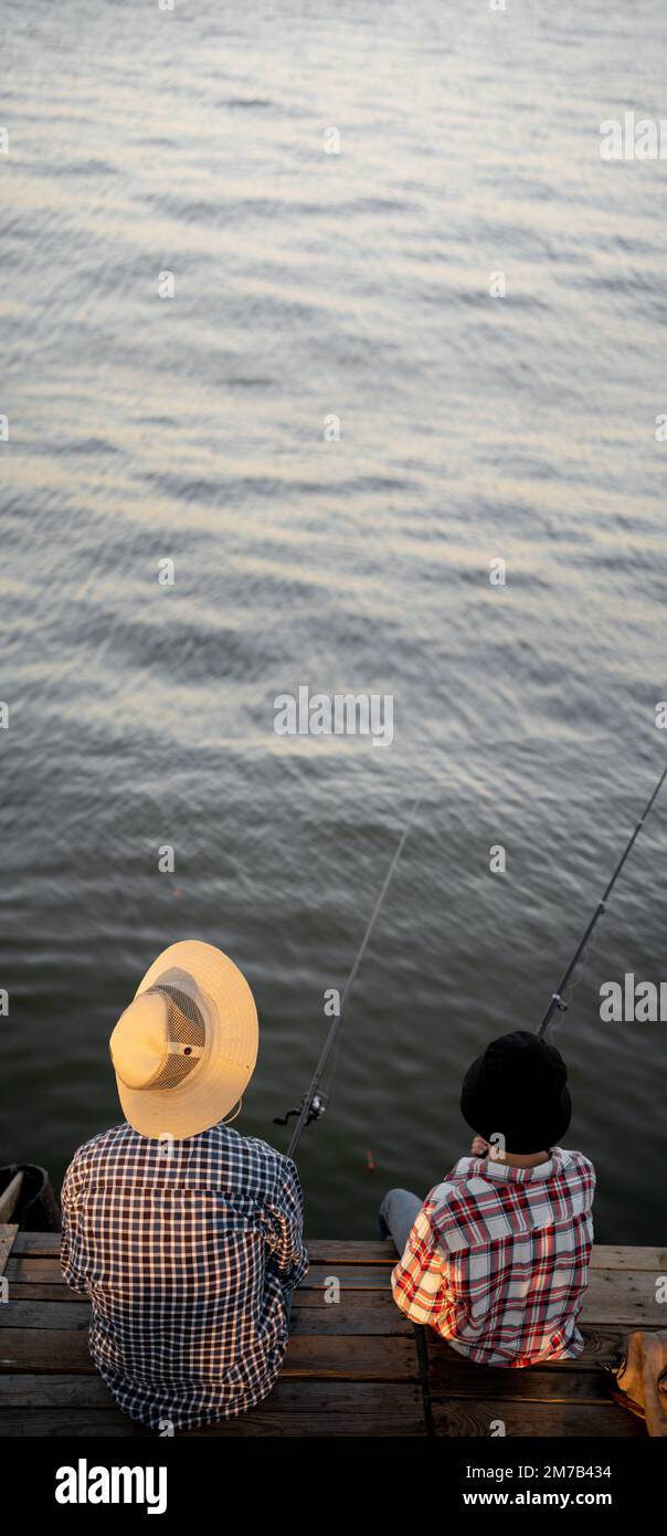 Dad and son back view hi-res stock photography and images - Alamy