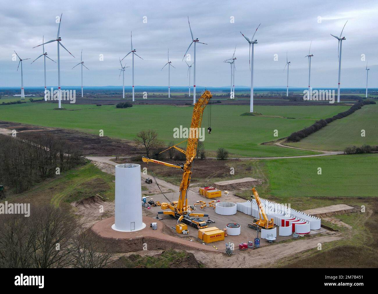 08 January 2023, Brandenburg, Jacobsdorf: A tower for a new wind ...