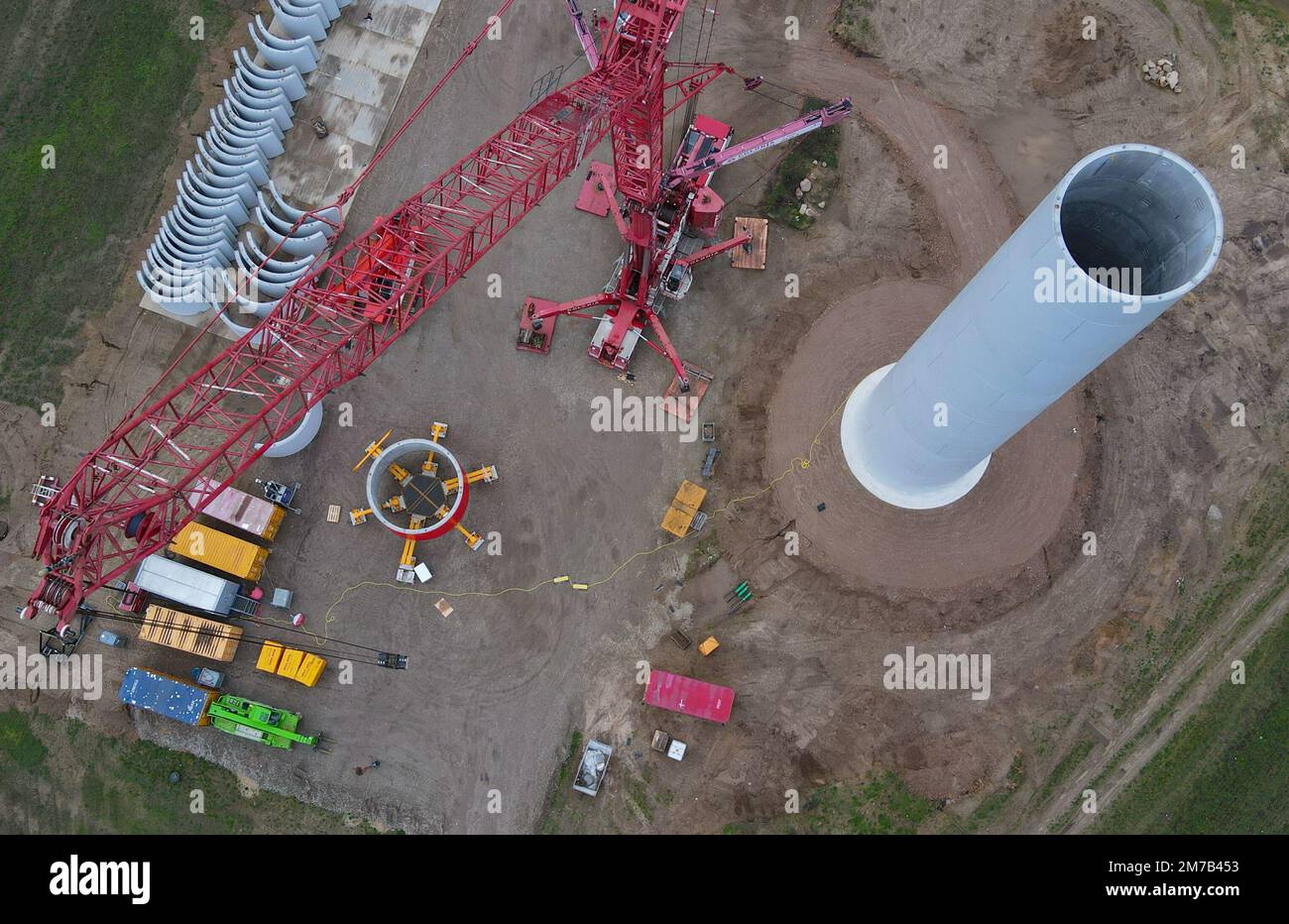 08 January 2023, Brandenburg, Jacobsdorf: A tower for a new wind ...