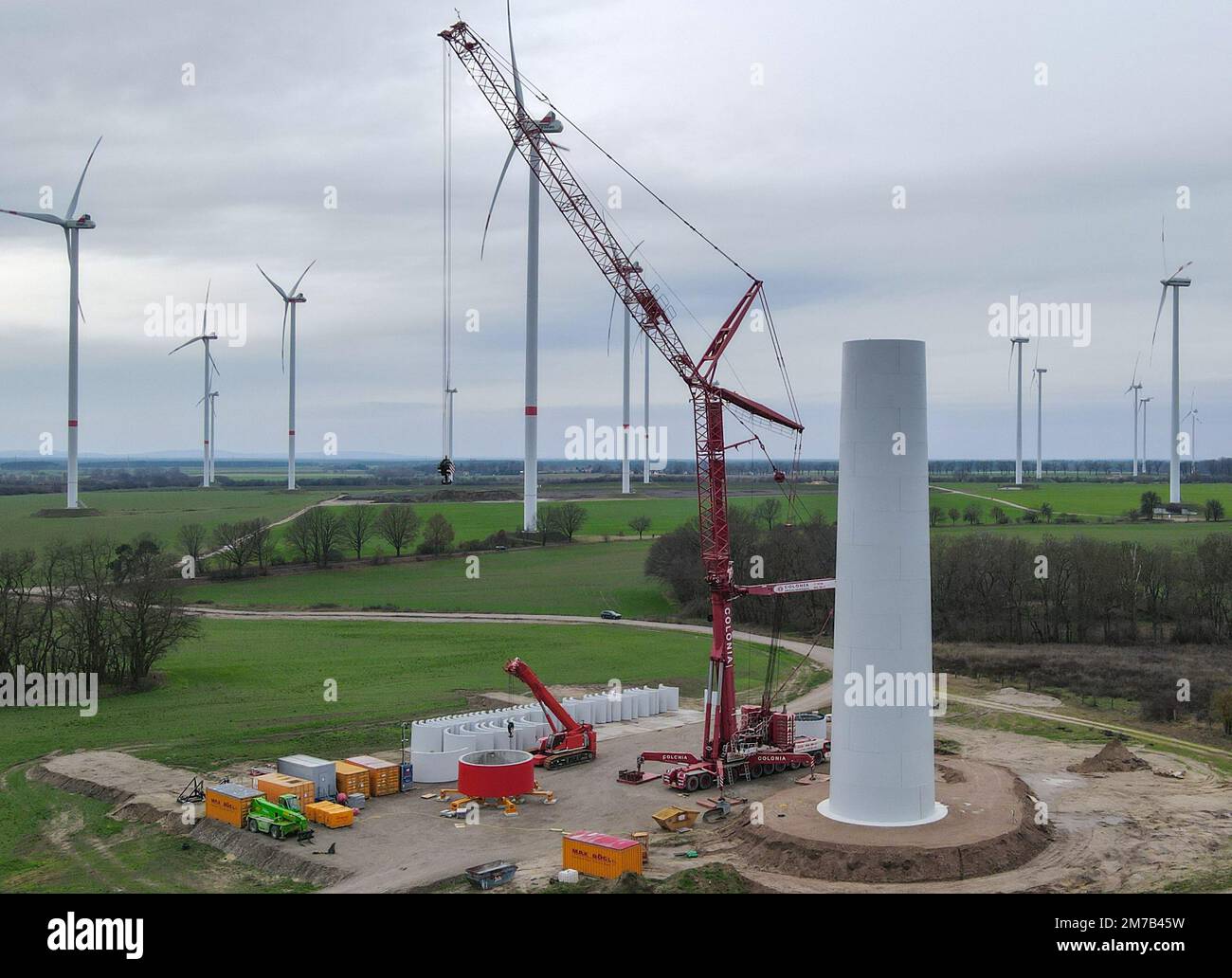 08 January 2023, Brandenburg, Jacobsdorf: A tower for a new wind ...