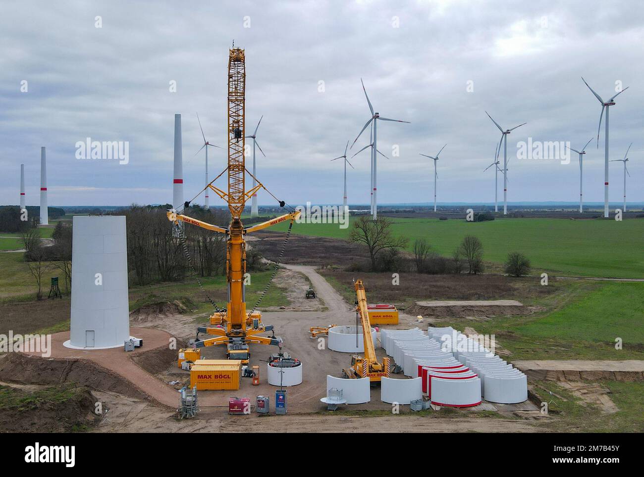 08 January 2023, Brandenburg, Jacobsdorf: A tower for a new wind ...