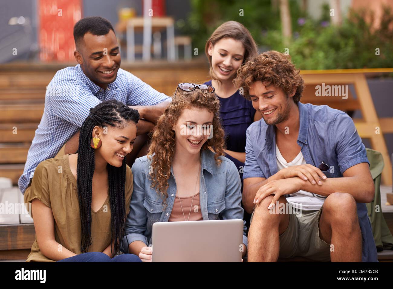 Students watching computer screen hi-res stock photography and images ...