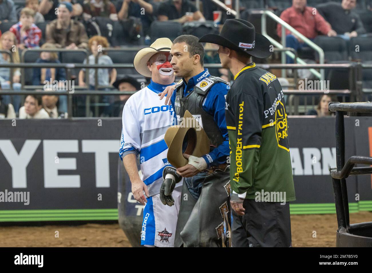 NEW YORK, NEW YORK - JANUARY 08: Barrelmen Flint Rasmussen and Lucas ...