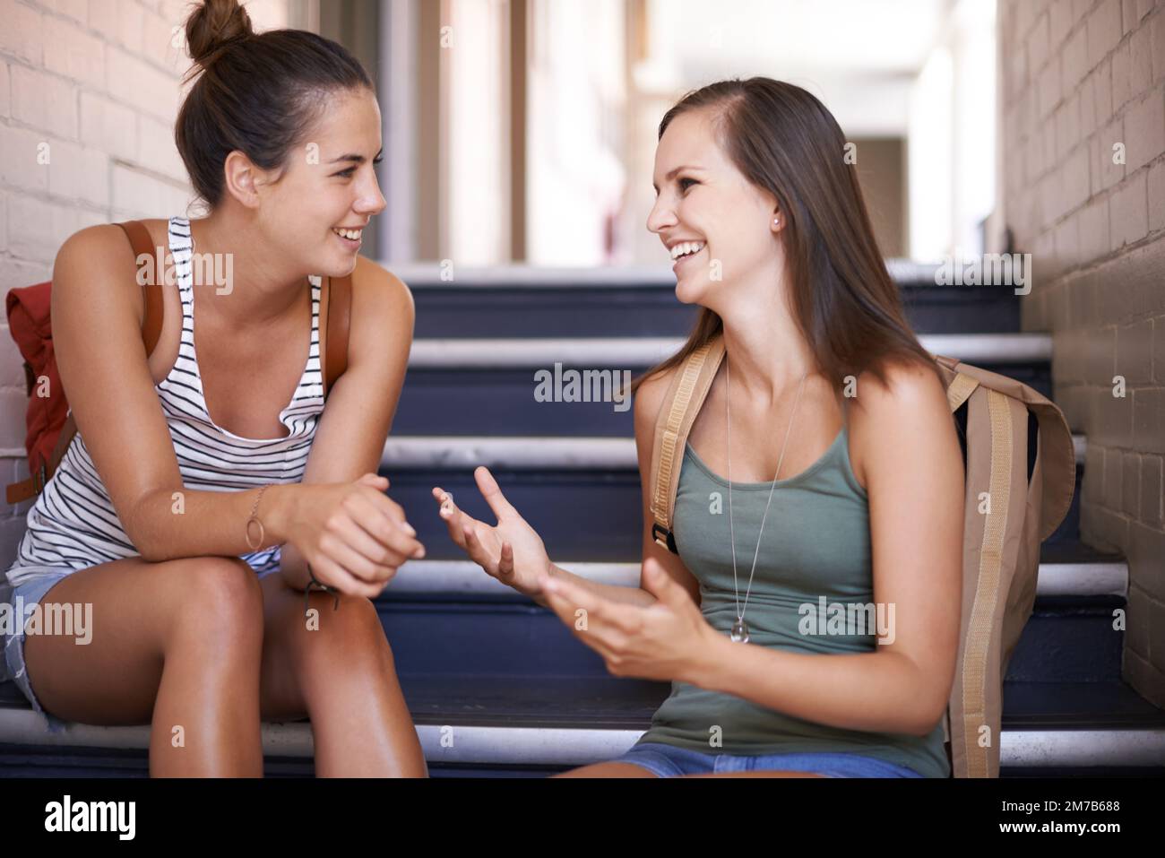 Chilling with my bestie between class. Two female college students talking in the hallway Stock ...